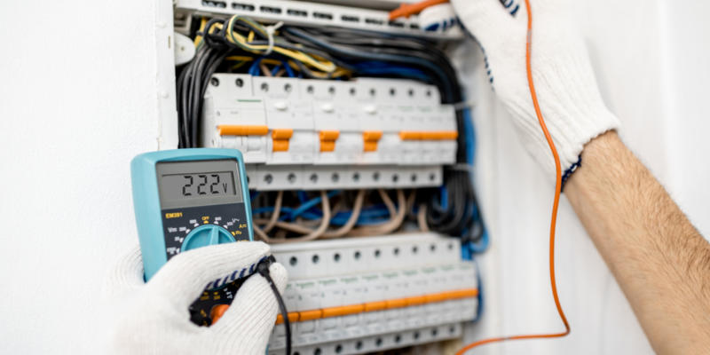 Wat kost een elektricien? ⚡️ → Kosten elektricien - Slimster