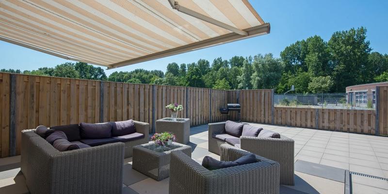 Knikarmscherm kopen & plaatsen? Prijzen knikarm zonwering - Slimster