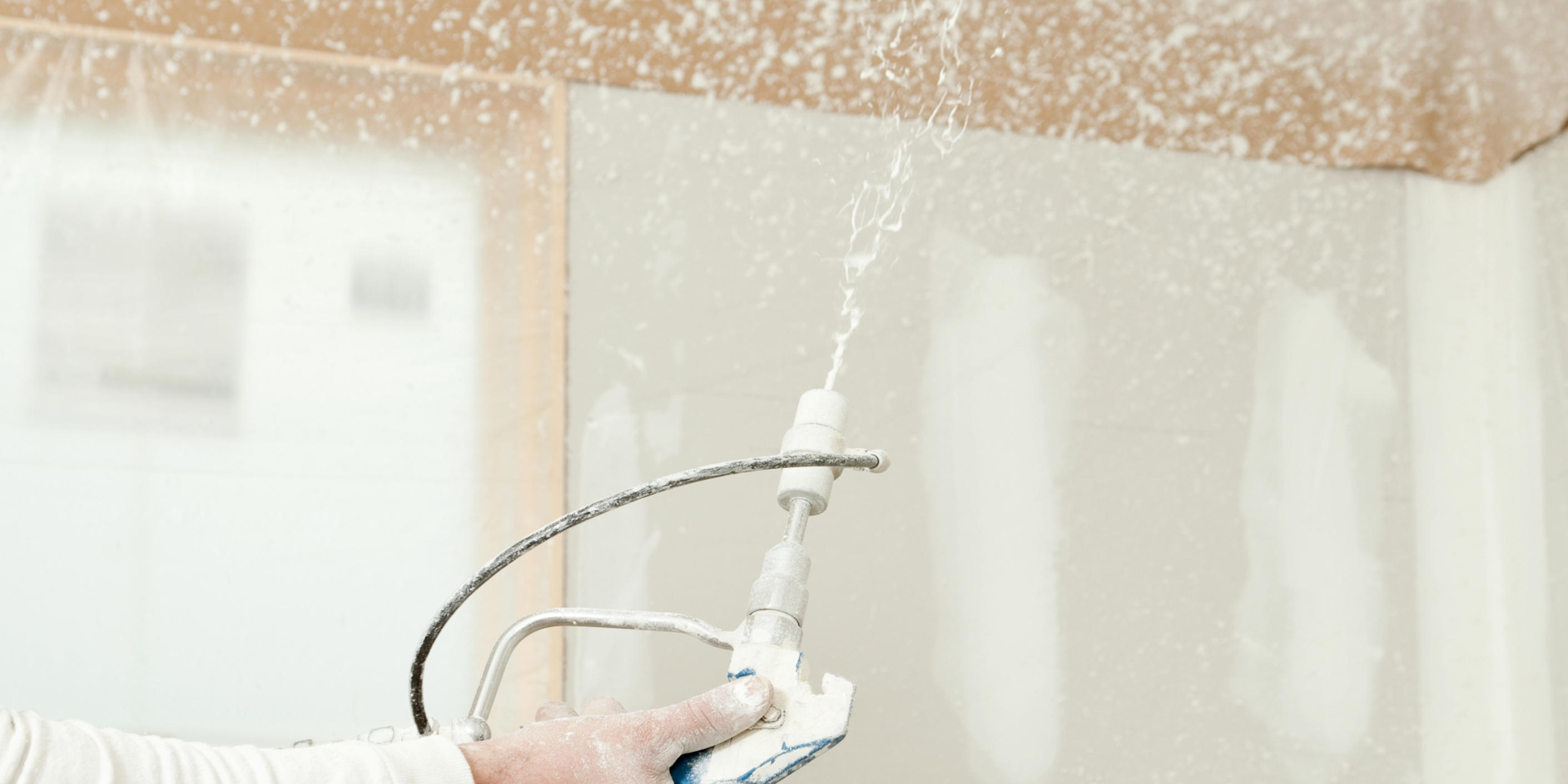 Wat kost spackspuiten per m2? Spackspuitwerk prijzen - Slimster