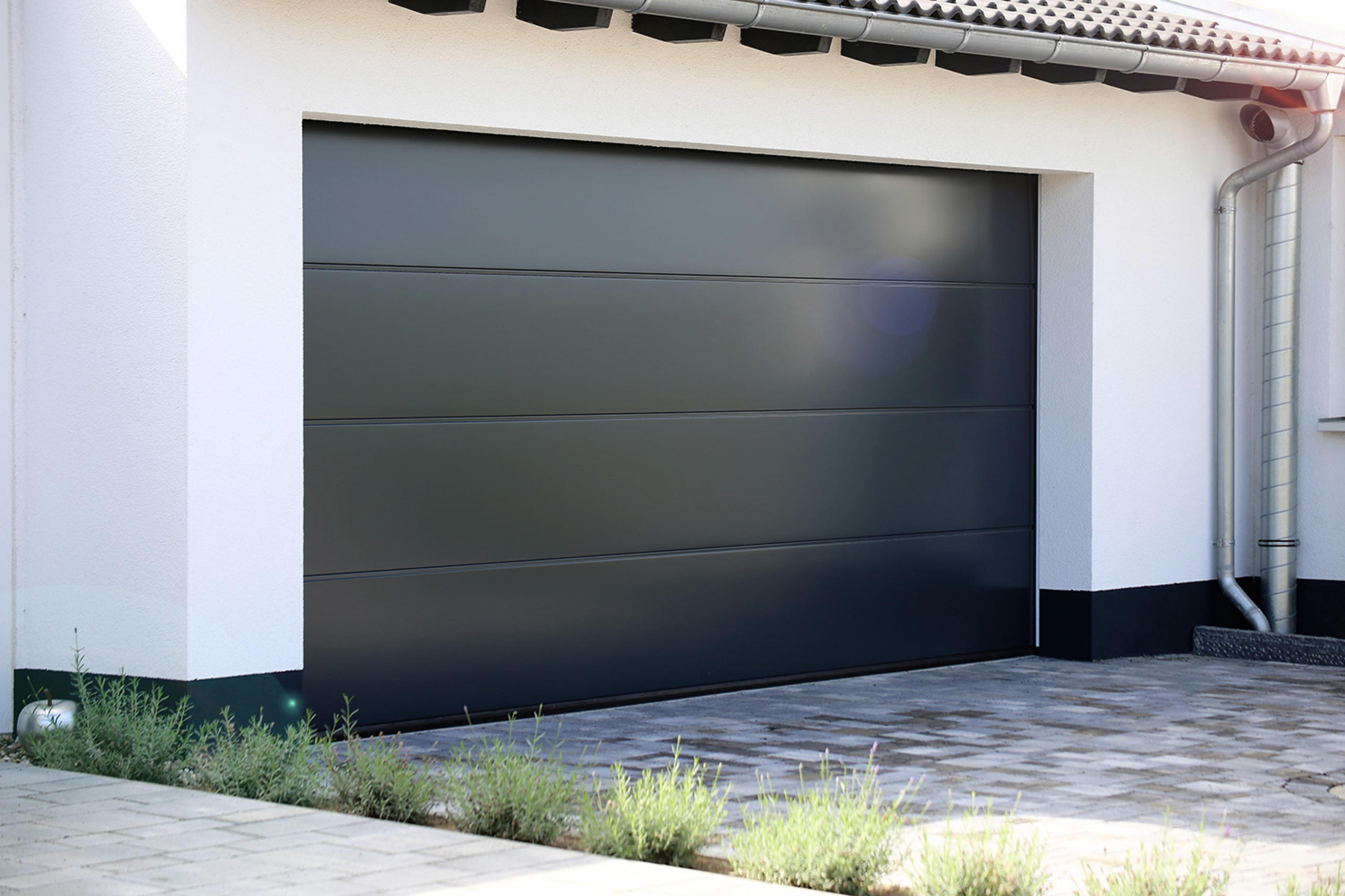 Garagedeur voorbeelden & inspiratie [10 echte foto's] - Slimster